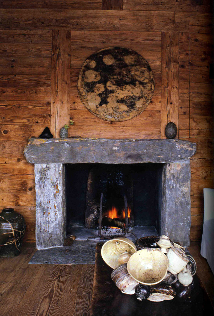 Cheminée sur mesure. Belle réalisation rustique esprit chalet.