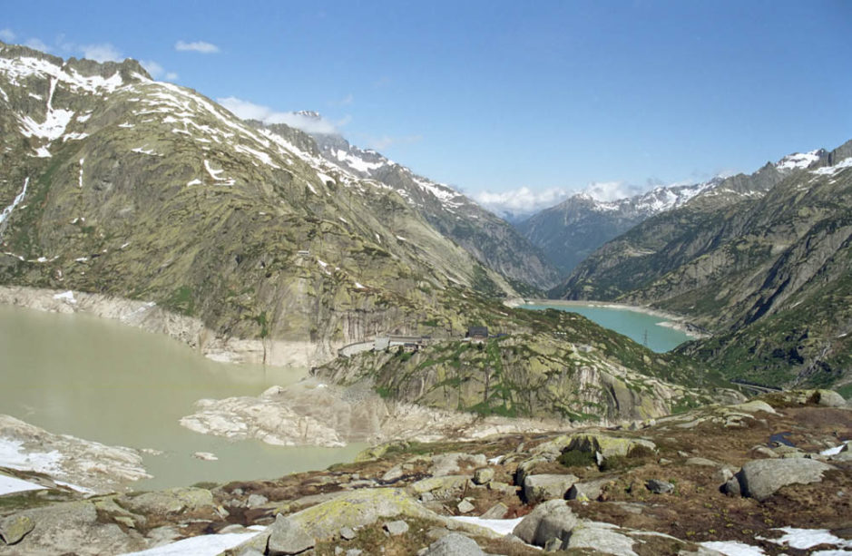 © Vue sur le lac du Grimsel à gauche, et le Räterichsbodensee au fond ...